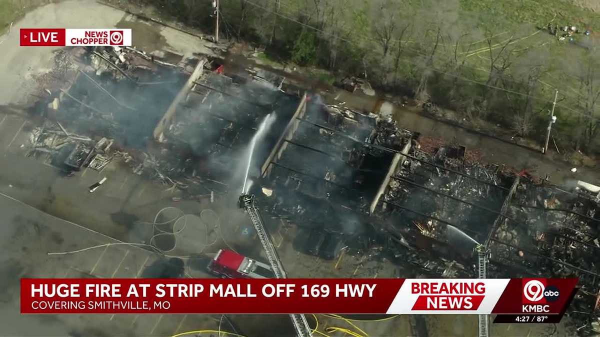 Massive fire engulfs Smithville, Missouri, strip mall near Highway 169