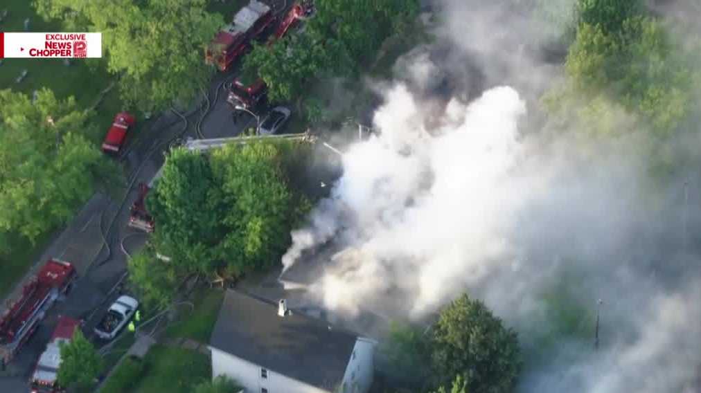 Major fire spreads to multiple homes in Milwaukee neighborhood