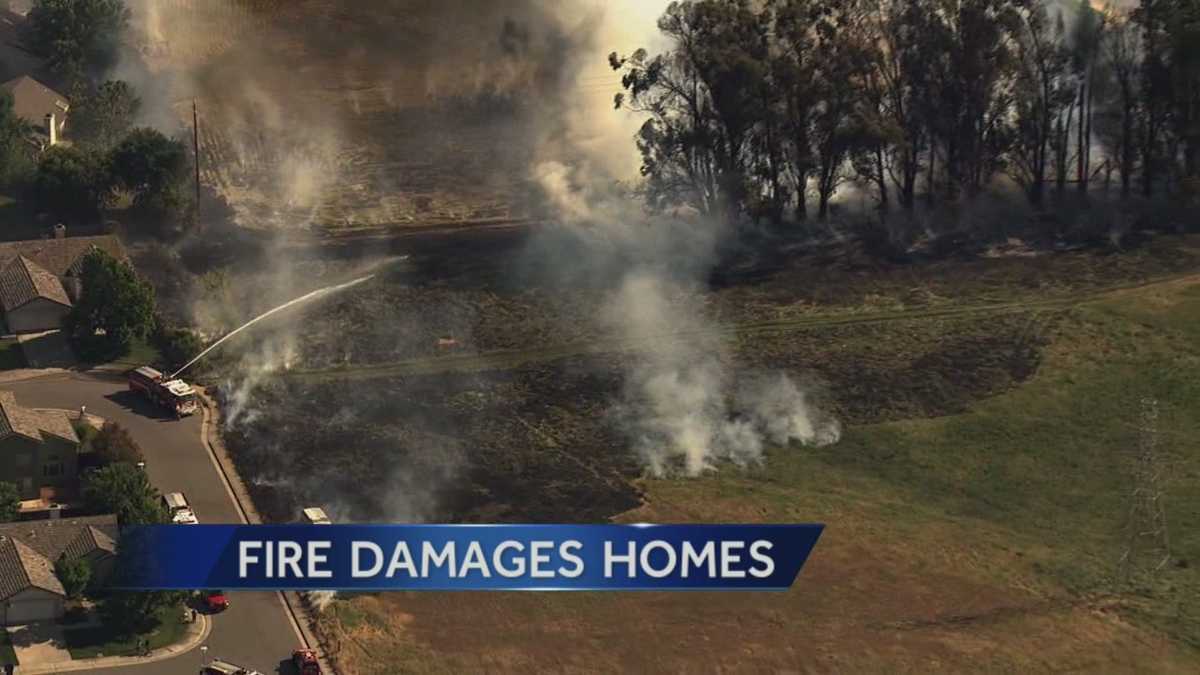 Brush fire damages homes along Sac, Elk Grove border