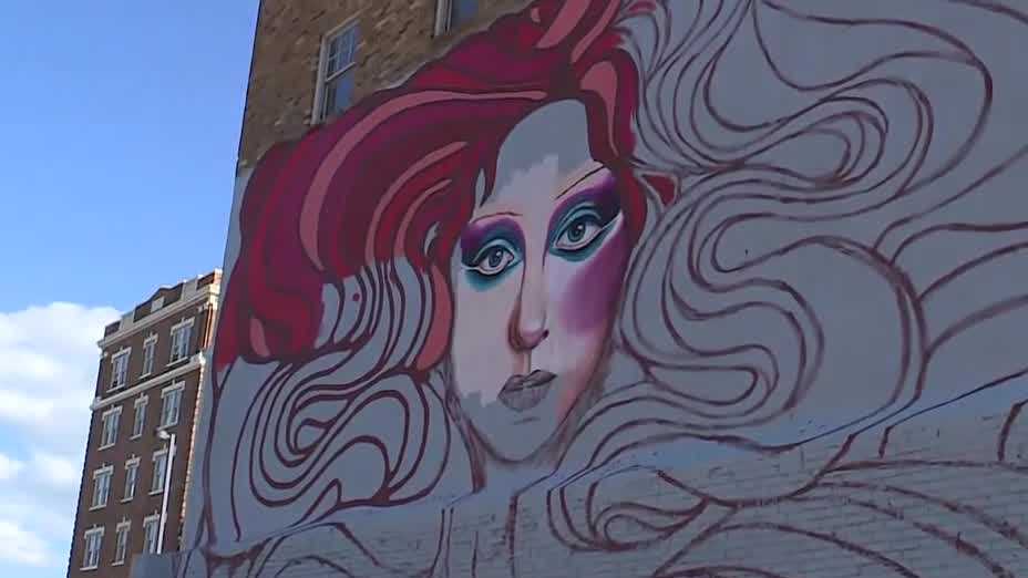 Kansas City artists paint Chappell Roan mural on Midtown building