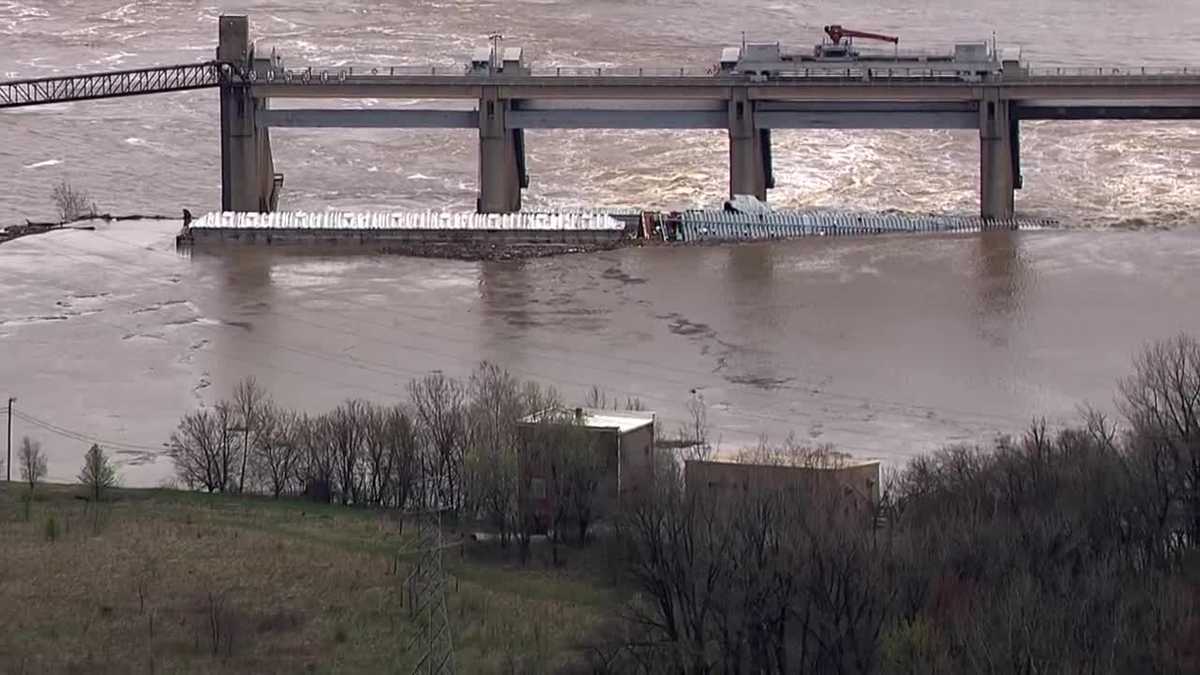 Last barge removed from Ohio River dam after being stuck for a month