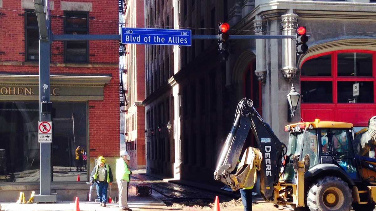 Huge pothole opens in Downtown Pittsburgh road