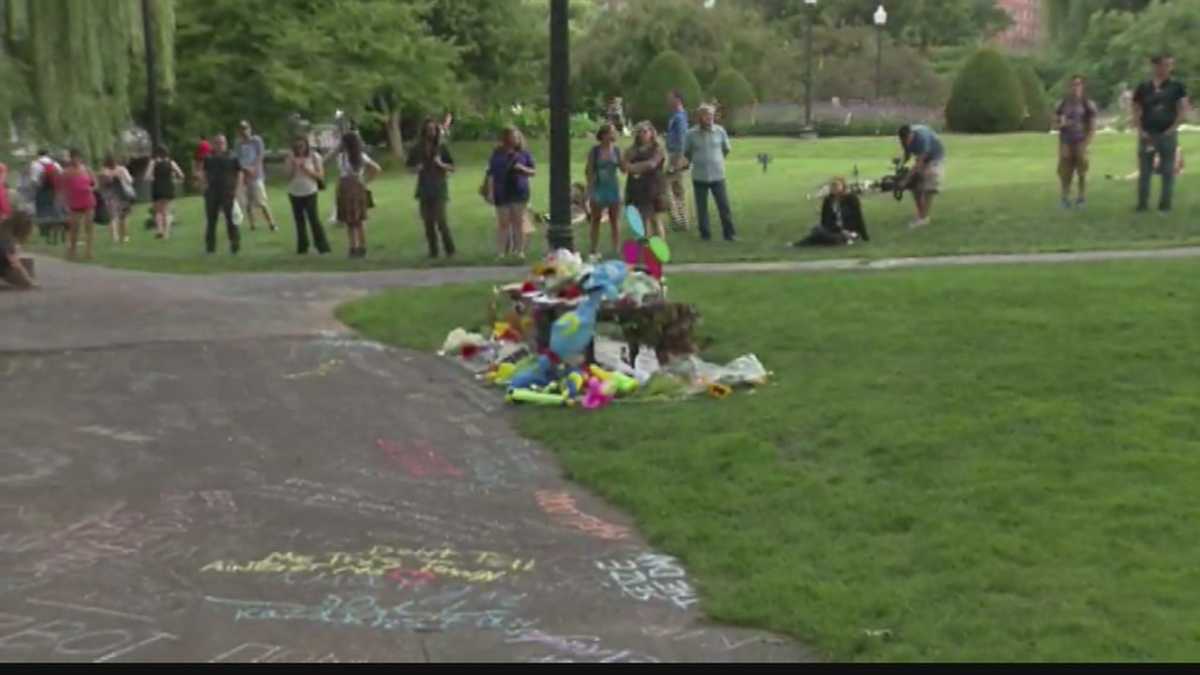 Memorial grows for Robin Williams at Boston Public Garden