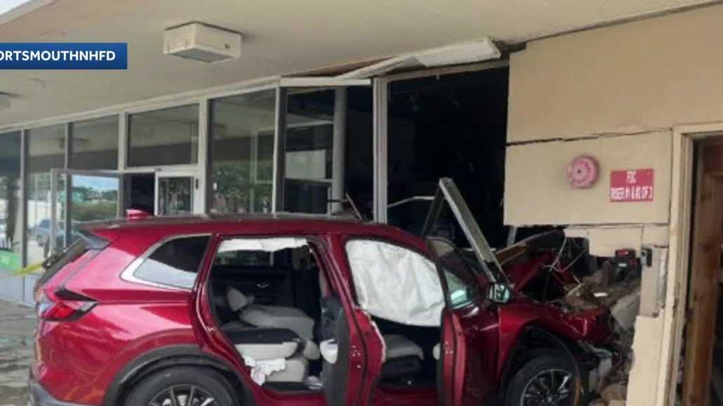 Car crashes into Portsmouth building; 1 hospitalized