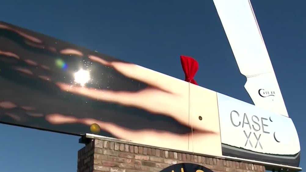 Kentucky Pocket Knife Confirmed As World s Largest By Guinness kentucky-pocket-knife-confirmed-as-world-s-largest-by-guinness
