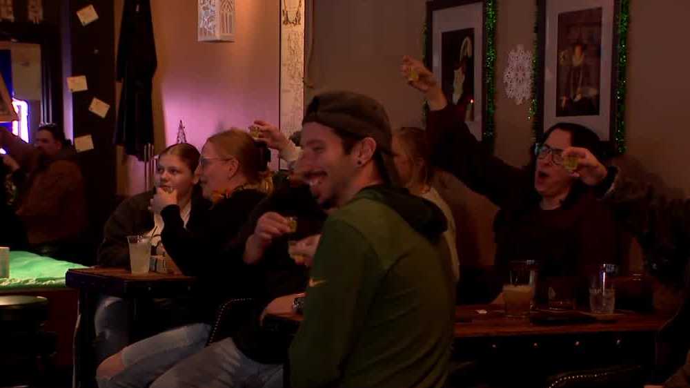 Packers fans pack Thanksgiving watch party at Moran's Pub in South ...