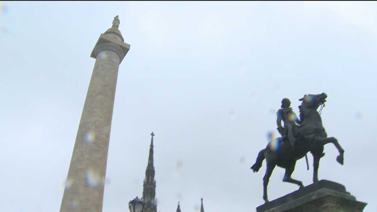 Hundreds climb monument for bicentennial