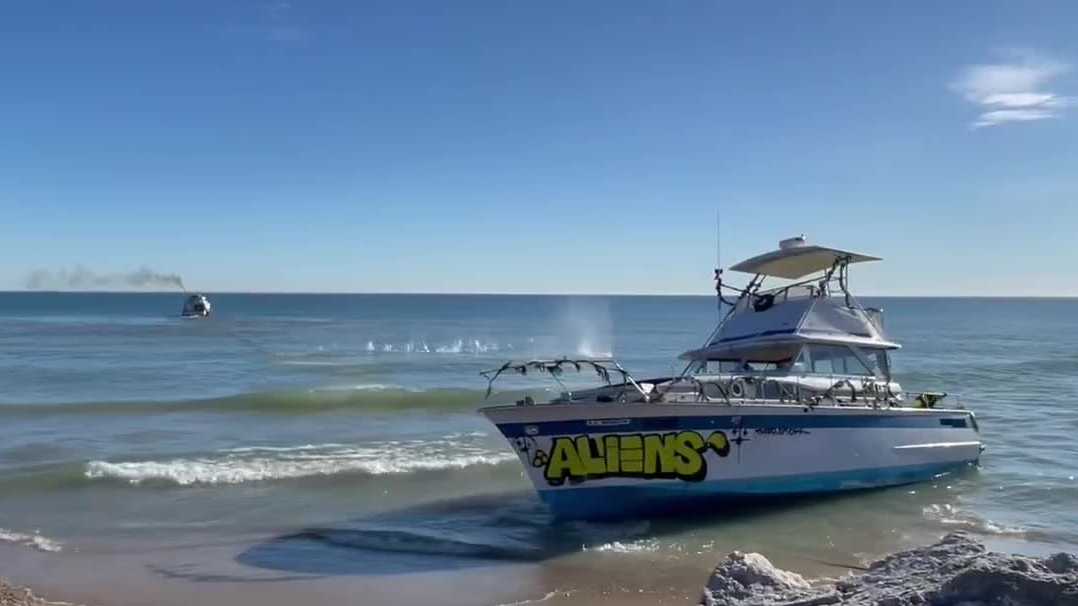 Workers try for hours to salvage boat stuck on Milwaukee's shore