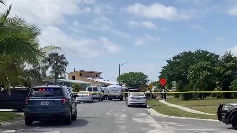 Florida police investigate homicide after man found on sidewalk