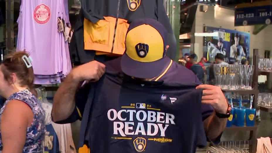 Milwaukee Brewers fans celebrate the team clinching the NL Central ...