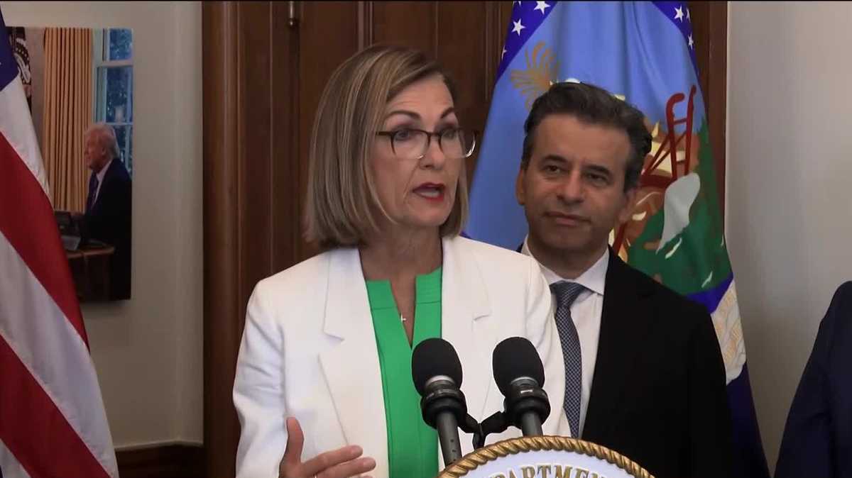 Iowa Gov. Kim Reynolds celebrates SNAP waivers approval in Washington, D.C.