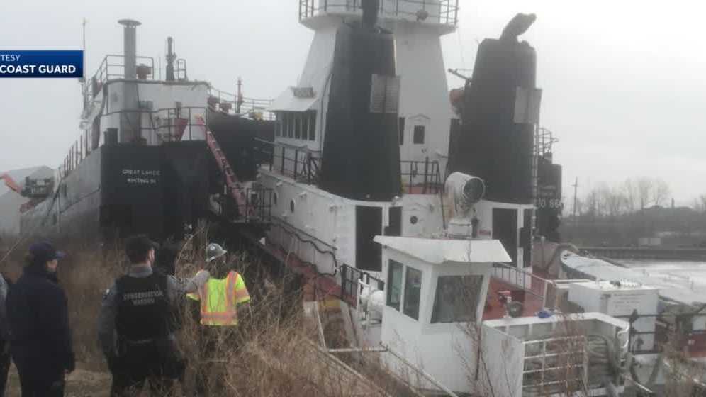 Coast Guard responds to sinking vessel in Kinnickinnic River