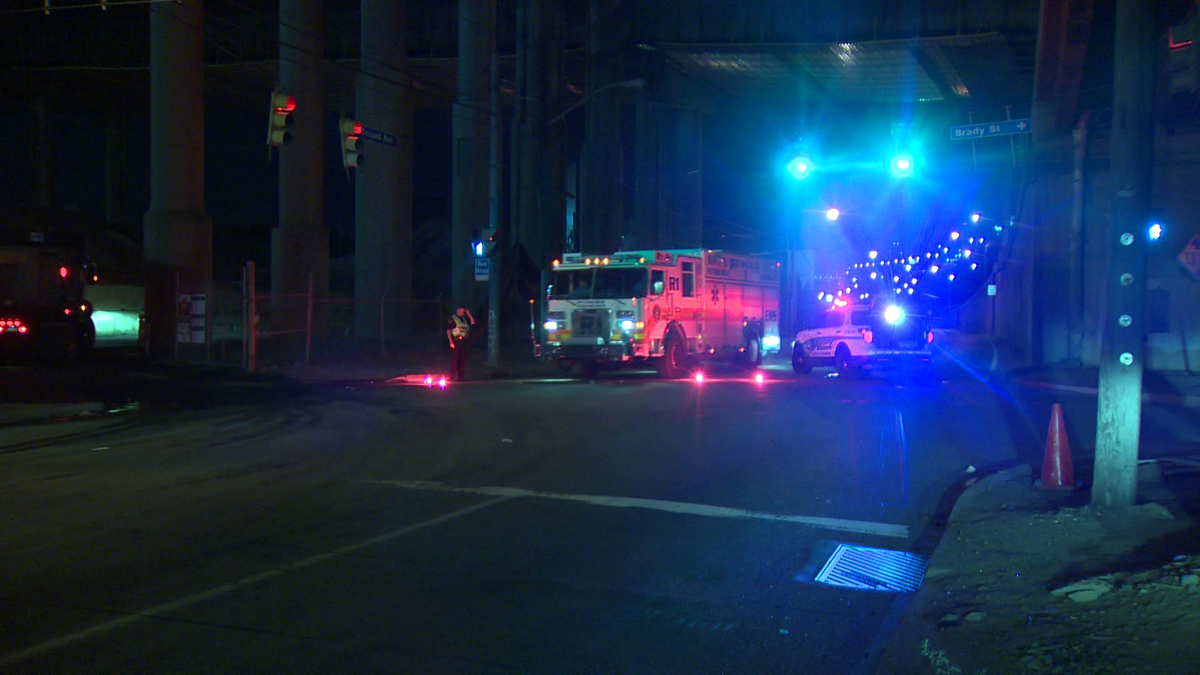 Car crashes into underpass column, killing 2