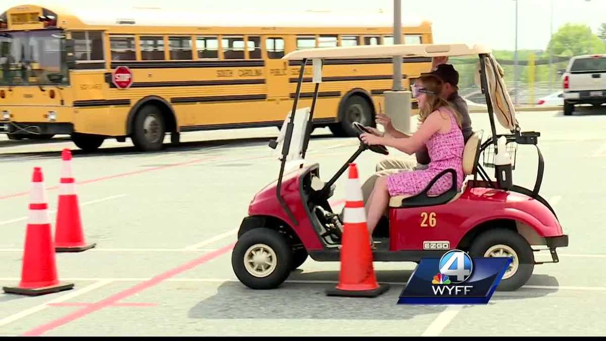 Students participate in drunk driving simulation ahead of prom