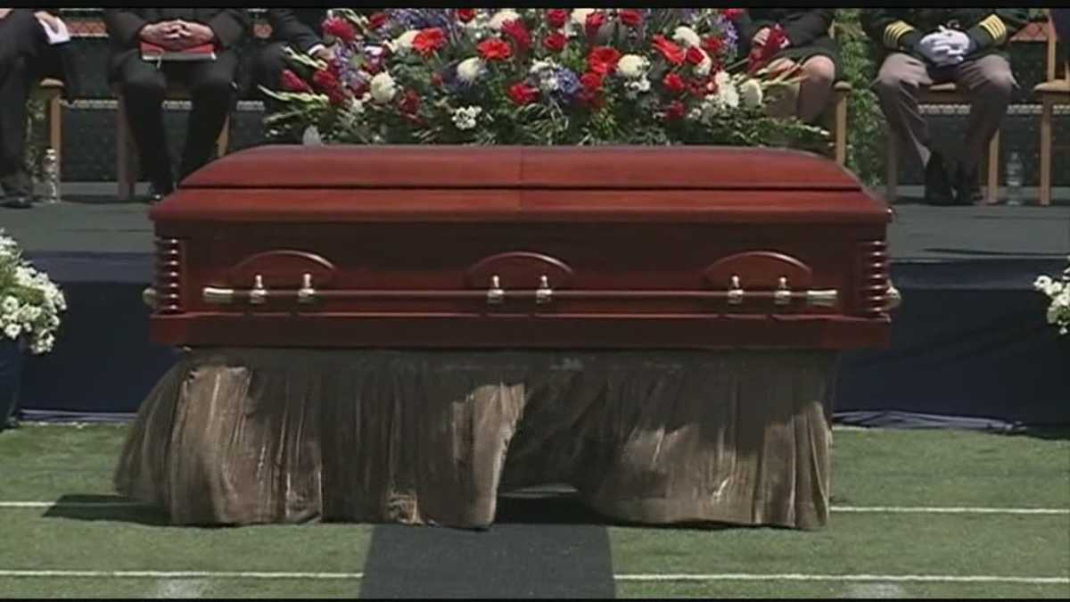 Thousands gather for memorial to fallen officer