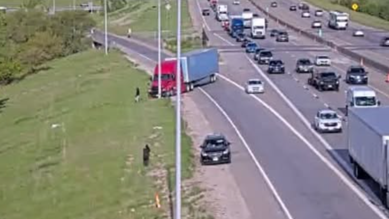 Des Moines traffic: Semi blocks on-ramp, westbound lanes blocked