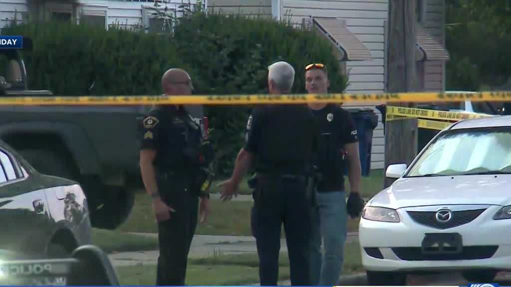 Racine police: 3-year-old runs to neighbor for help after man kills his mom