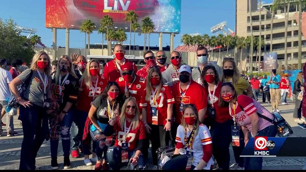 CHIEFS KINGDOM -- Kansas City area health care workers cheered on ...