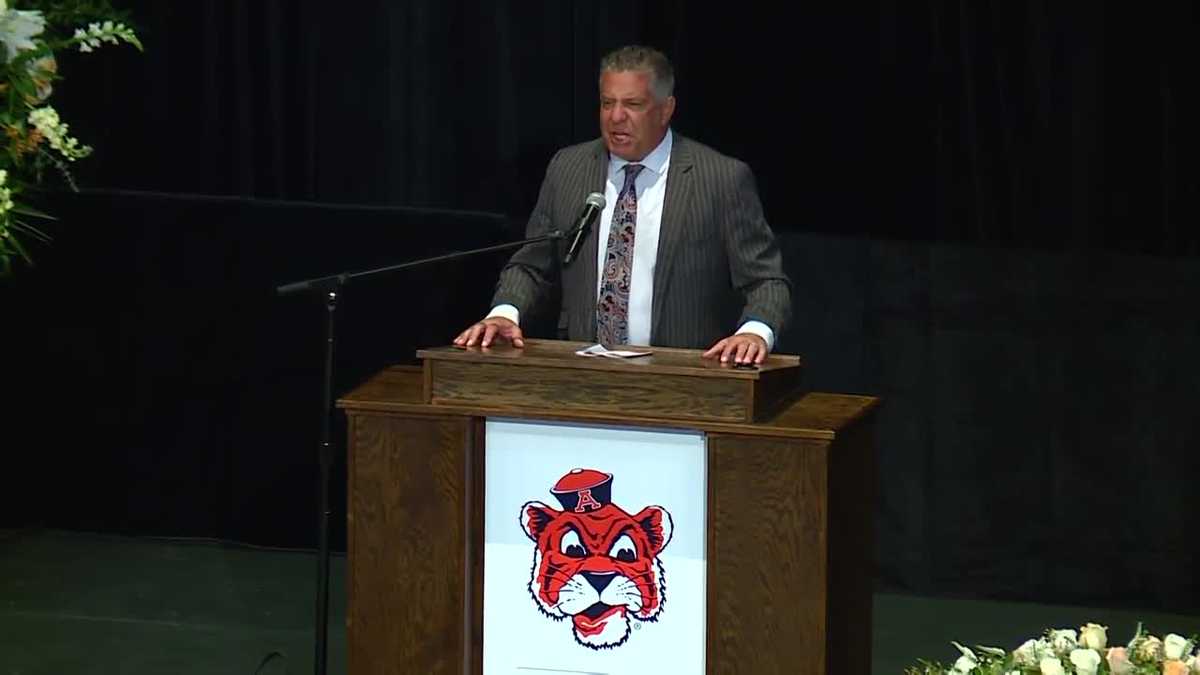Bruce Pearl speaks at Rod Bramblett's funeral