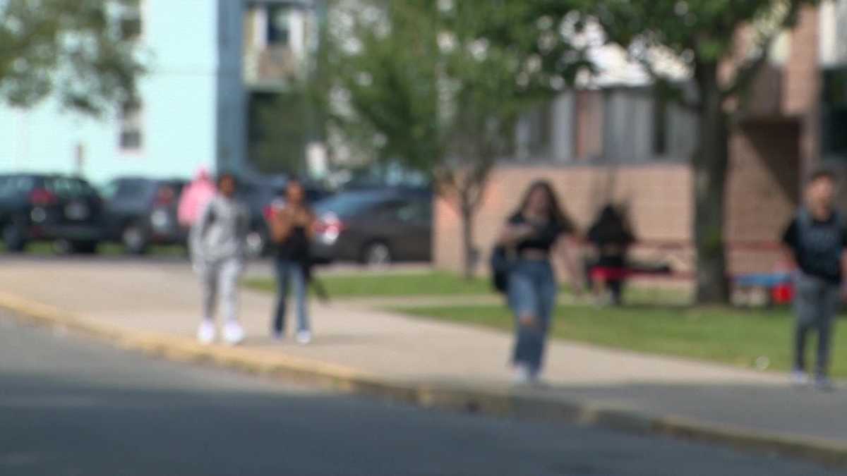 'I can't stand it;' Kids struggle with hot temperatures in classroom
