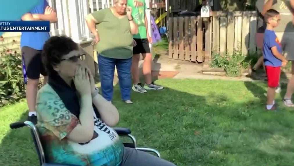 Iowa woman who was surprised with flash mob performance dies