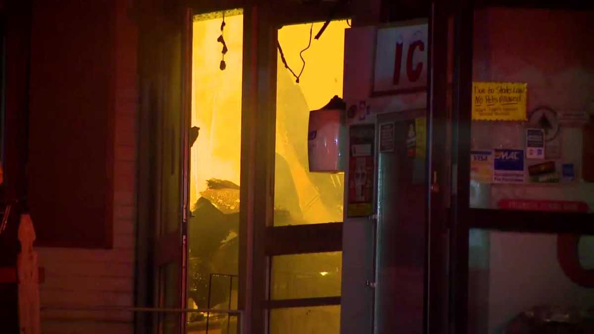 Wolfeboro, New Hampshire grocery store fire raw video