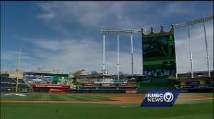 Royals' groundskeeper details how they make those outfield patterns