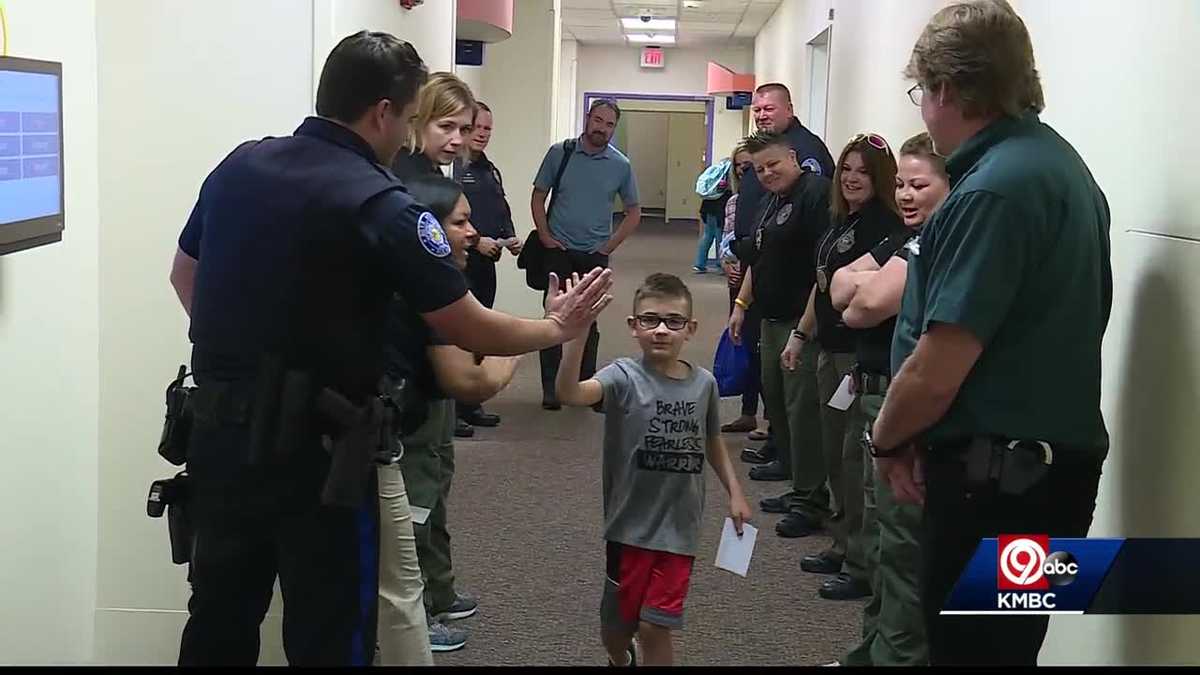 Blue Springs police hand out high-fives and hugs to 8-year-old fighting ...