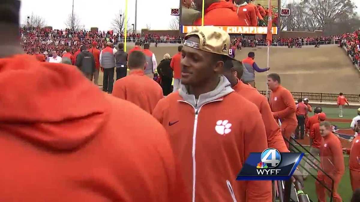 VIDEO: Clemson players run down the hill at Memorial Stadium after parade