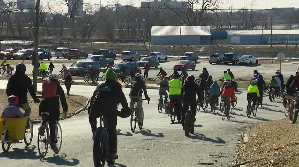 Iowa cyclists ride to remember Alex Pretti, Renee Good