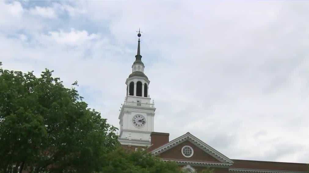Undergraduate Dartmouth College dining hall student workers unionize
