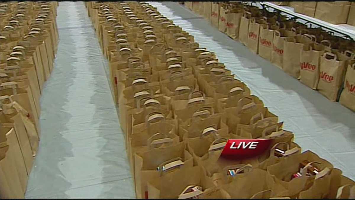 Della Lamb prepares to hand out 1,700 Thanksgiving meals