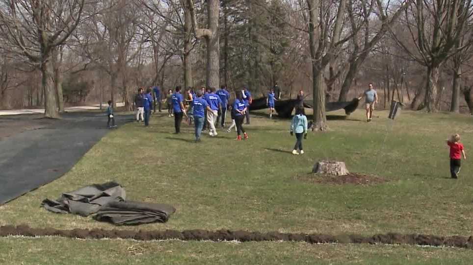 Volunteers help clean up Milwaukee green spaces