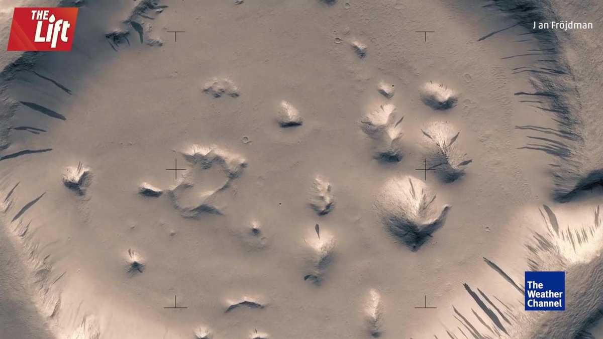 Here's what flying over Mars might look like