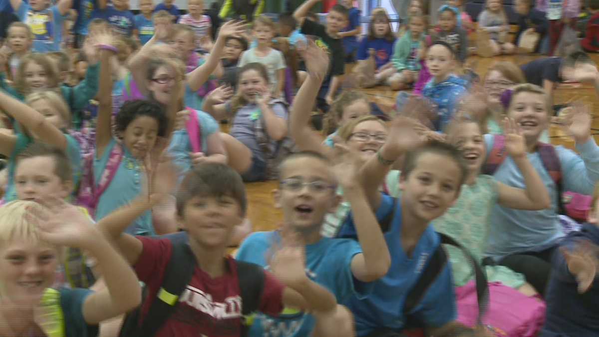 Students surprise teacher battling cancer