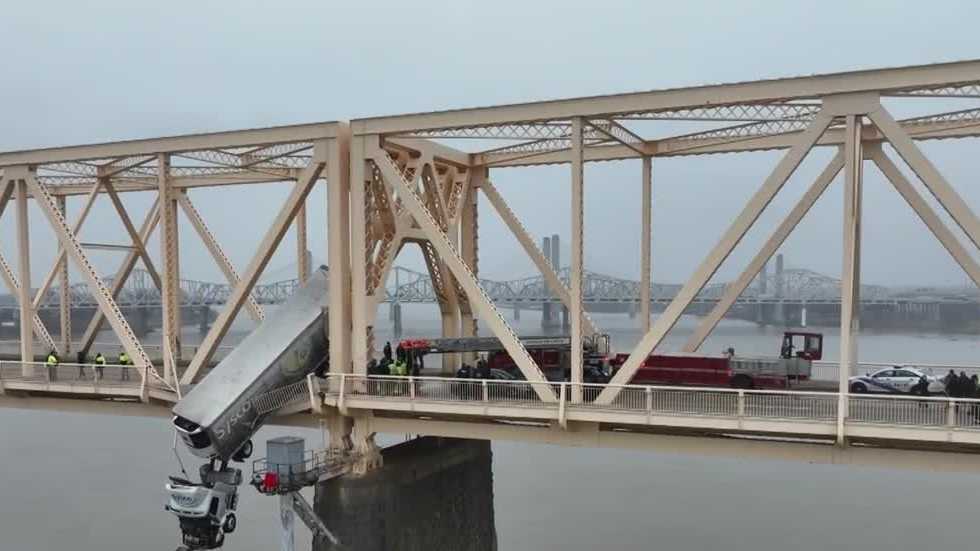 Man cleared of charges in Clark Memorial Bridge semi crash