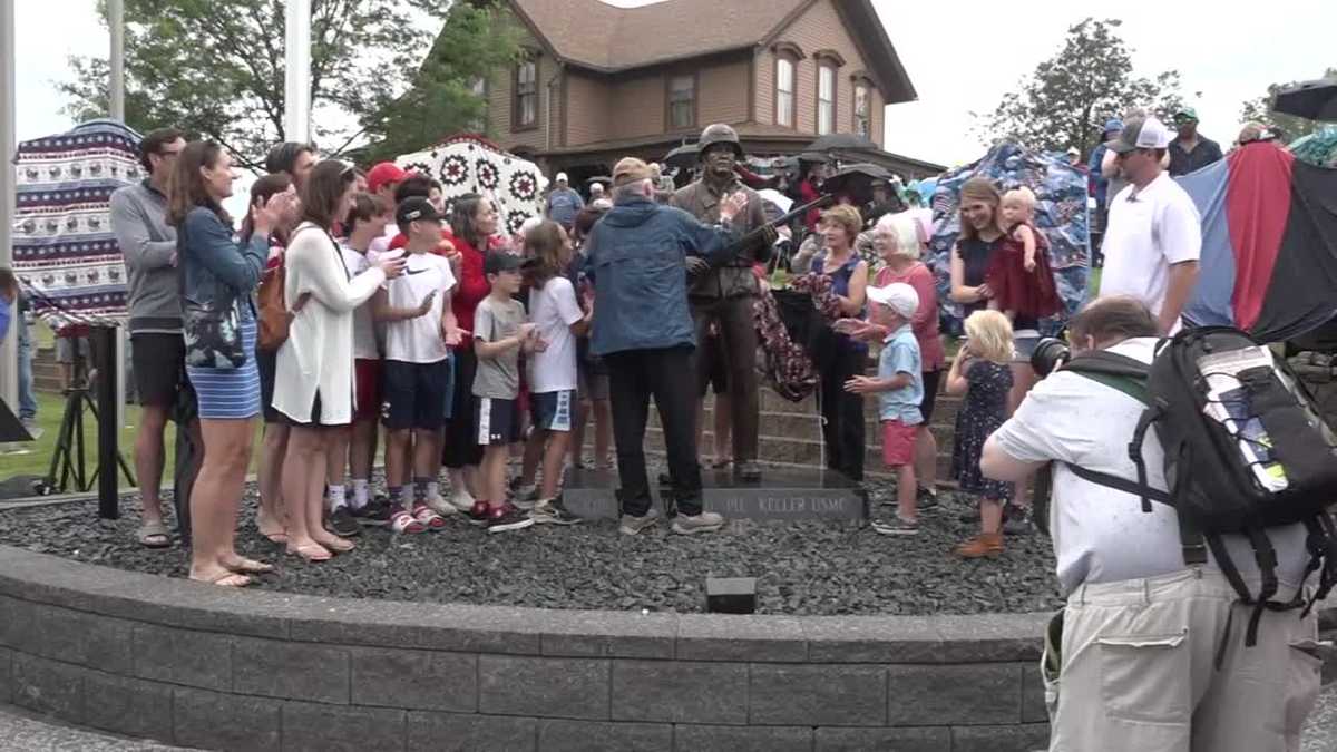 Statue unveiled for Iowa man who helped raise flag at Iwo Jima