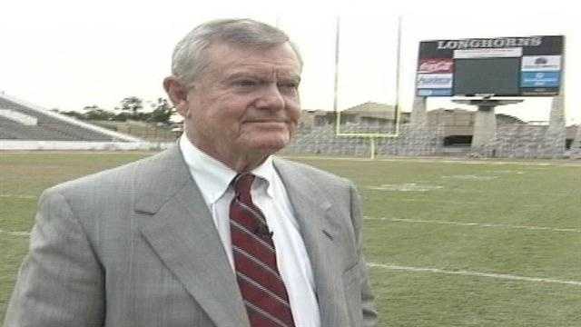 OU, Texas legend Darrell Royal dies