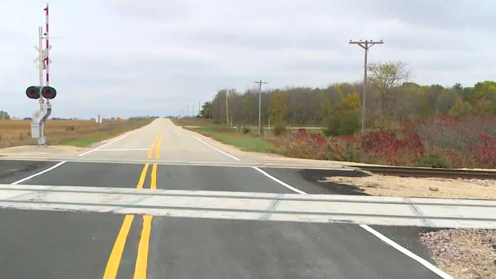 Iowa siblings push for better safety after parents die at railroad crossing