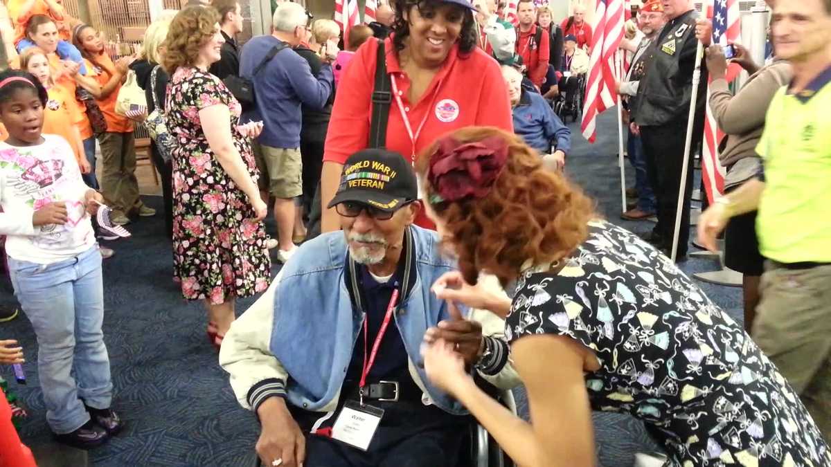 Big crowd at airport to welcome home Honor Flight vets