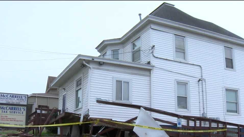 Washington crash requires airlift of 2 people