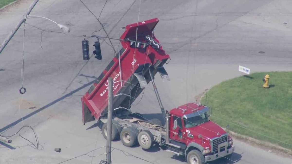 VIDEO: Dump truck gets tangled in Louisville traffic lights