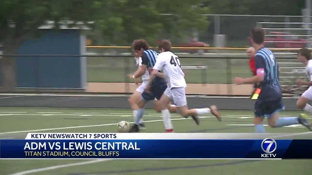 Lewis Central soccer moves closer to trip to boys' state tournament