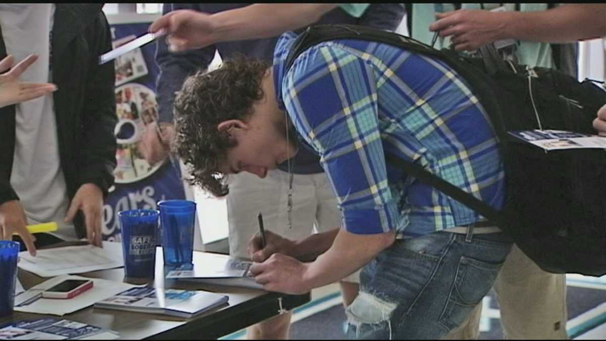 Taking the Safe and Sober Prom Pledge