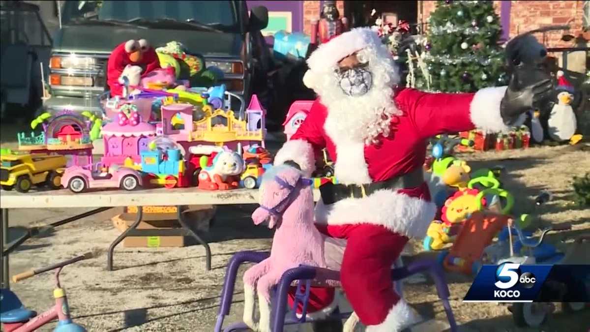 Self-proclaimed 'Santa in the Hood' gives toys to children as Christmas ...