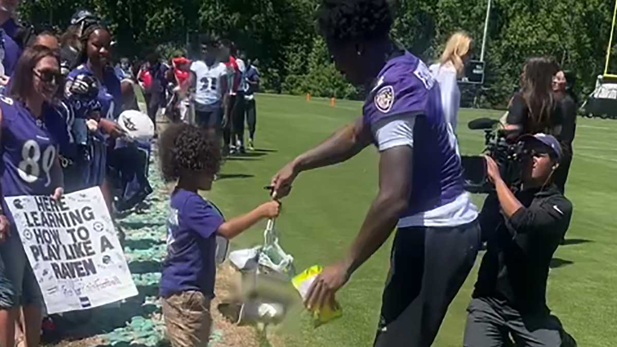 Zay Flowers trades cleats for candy with young fan at OTAs