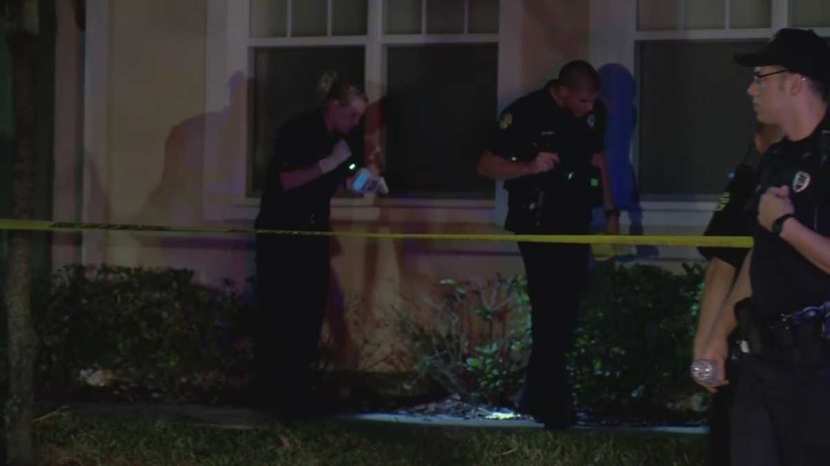 3 shot outside apartment complex in Orlando