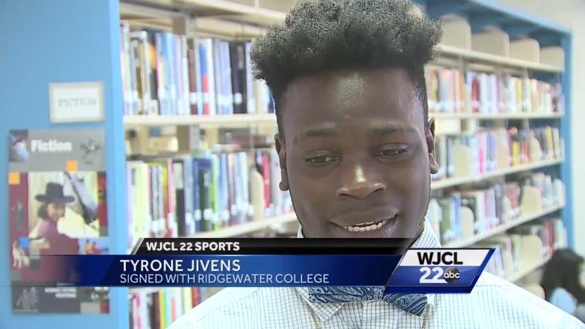 Groves football players sign with Ridgewater College