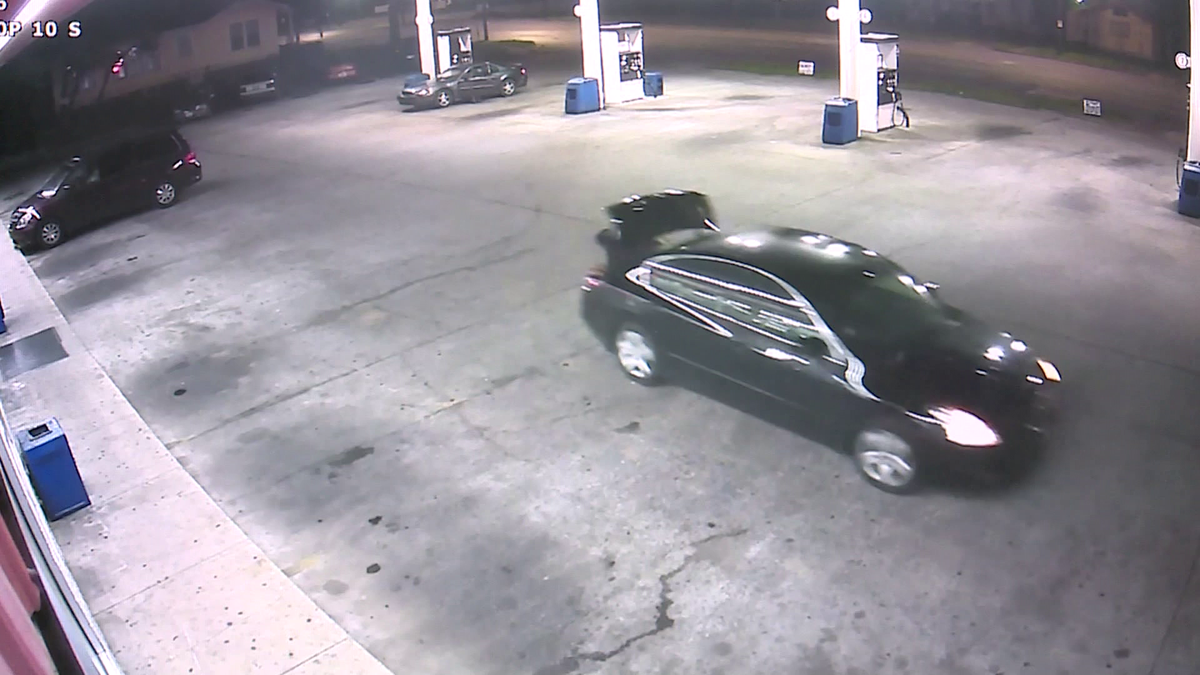 Woman escapes kidnapper who put her in trunk of car