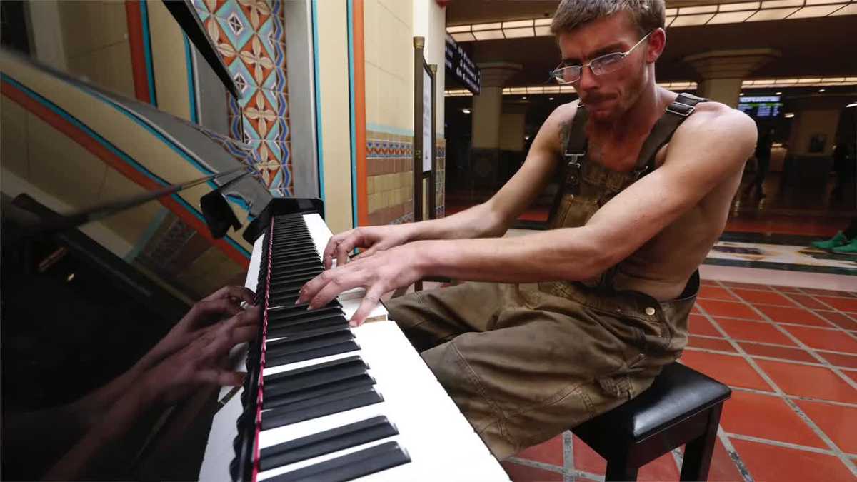 Homeless man provides music therapy on free piano